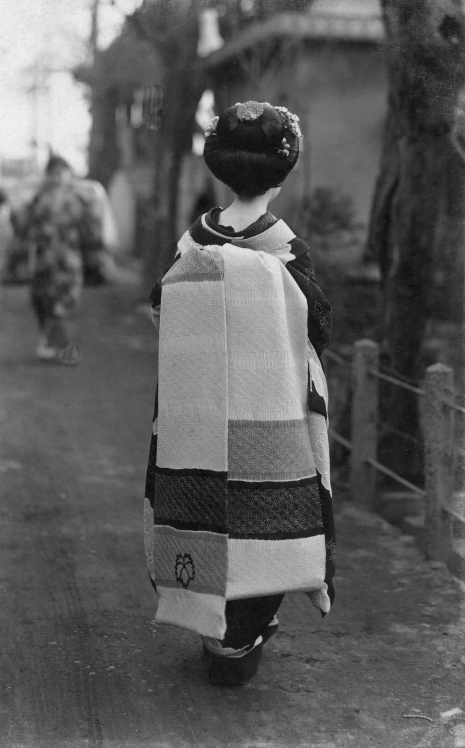 Shibori Darari Obi 1920s. A maiko (apprentice geisha) displaying her ...