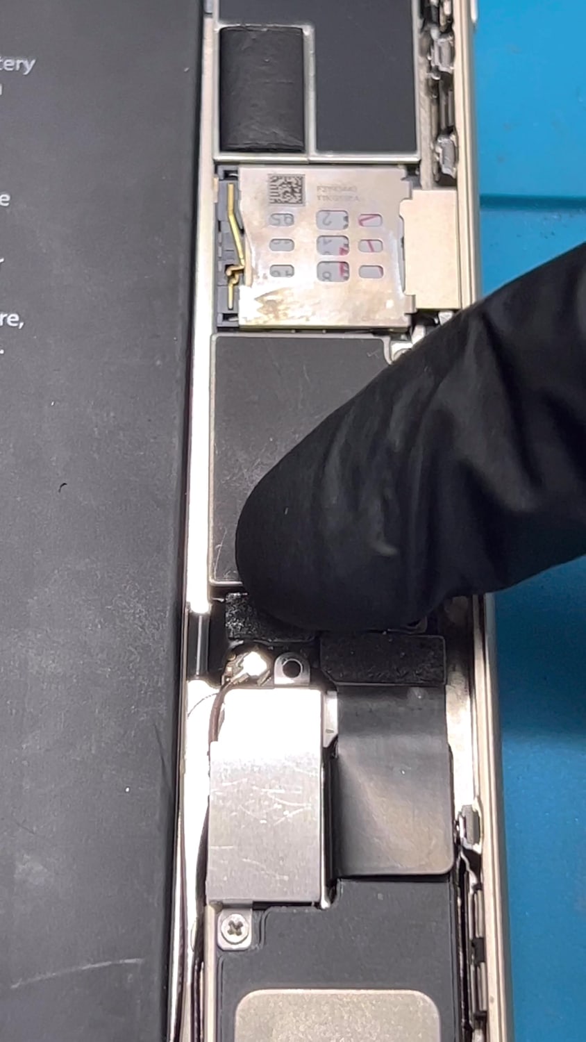 Remember, batteries wear out, not phones. 📷:@jacobrosstech#ifixit