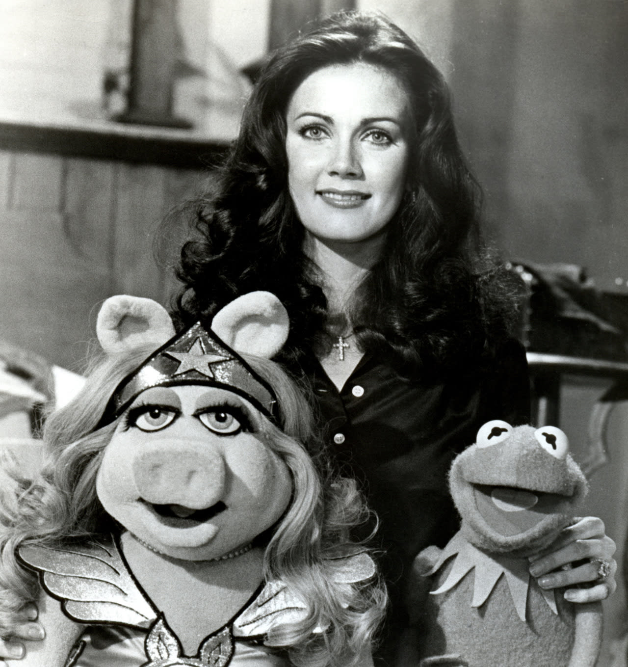 Lynda Carter with Miss Piggy and Kermit the Frog on The Muppet Show