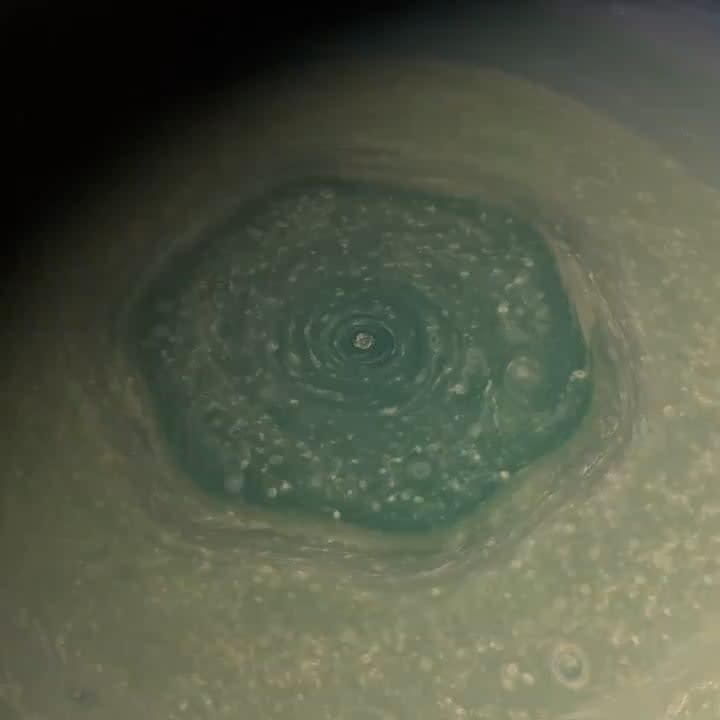 The hexagonal cloud pattern at Saturn's north pole as seen by the ...
