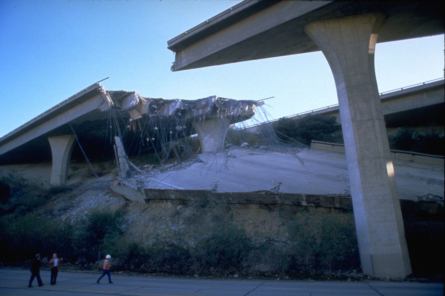 A freeway overpass collapsed during The 1994 Northridge earthquake ...