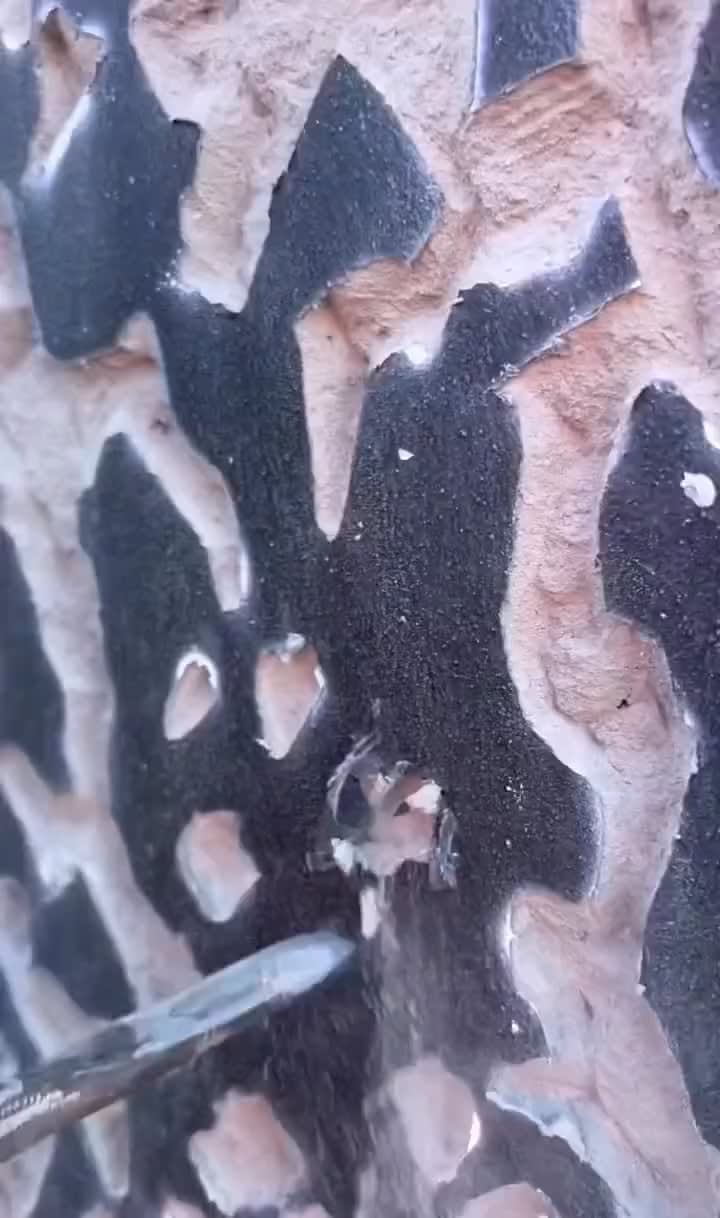 The art of scratching walls Amazing