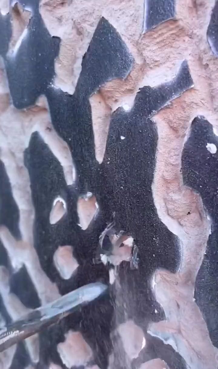 The art of scratching walls Amazing