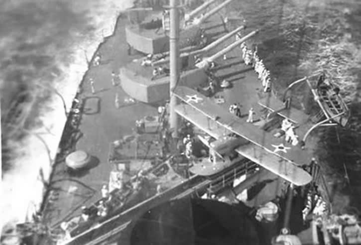 USS Florida (BB-30) prepares to launch a Loening OL amphibian from her ...