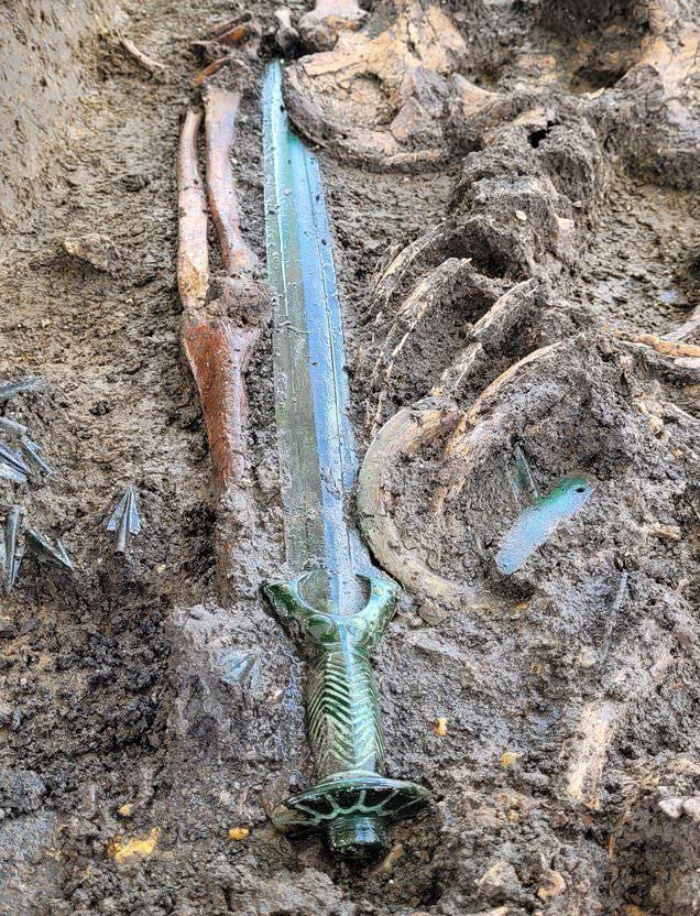 Archaeologists Find a Beautiful 3,000-Year-Old Octagonal Sword in ...