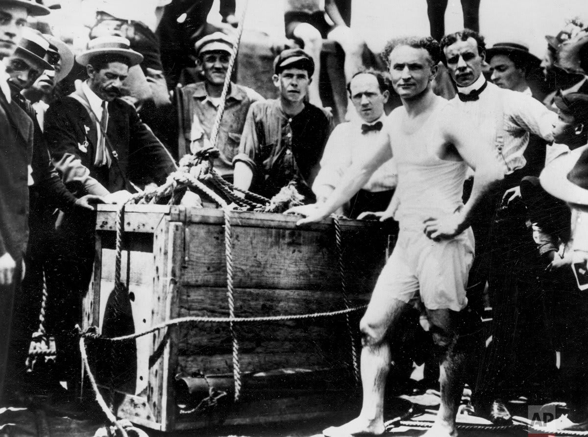 OTD in 1926, magician Harry Houdini died in Detroit of peritonitis ...