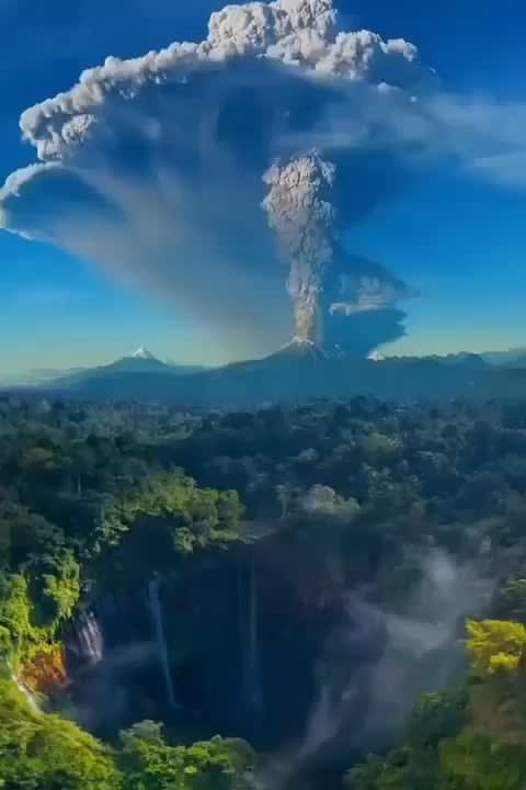 Mount Calbuco volcanic eruption, Chile 2015
