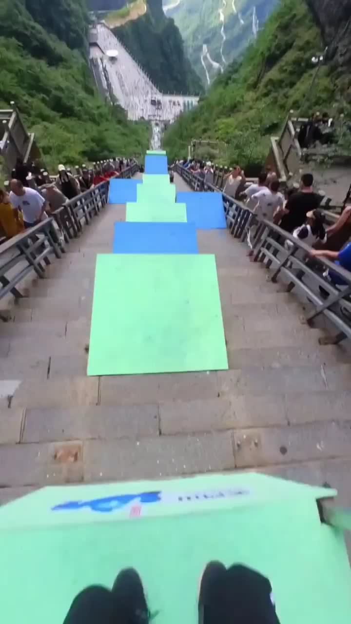 Brave guy doing parkour in this terrifying downhill obstacle.