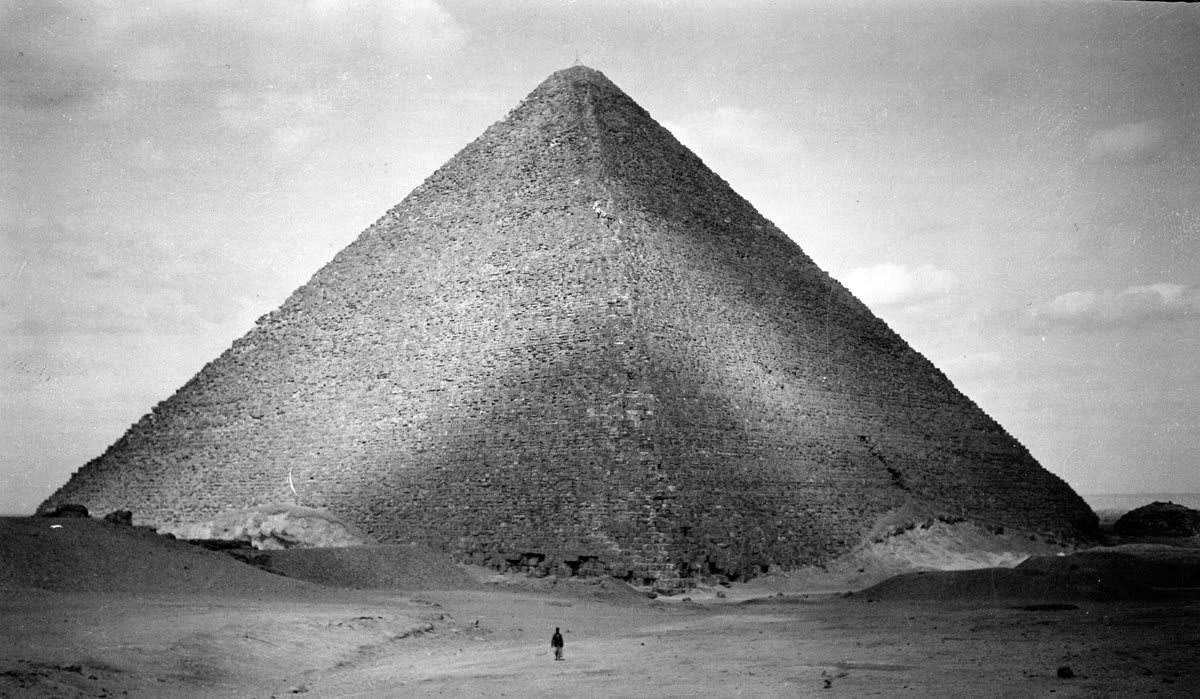Theodore Roosevelt and his son Kermit visited Egypt in 1910. Kermit took this pic of the Great ...