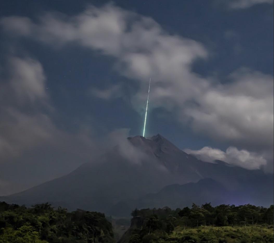 Stunning image captured by photographer Gunarto Song, of a meteor ...