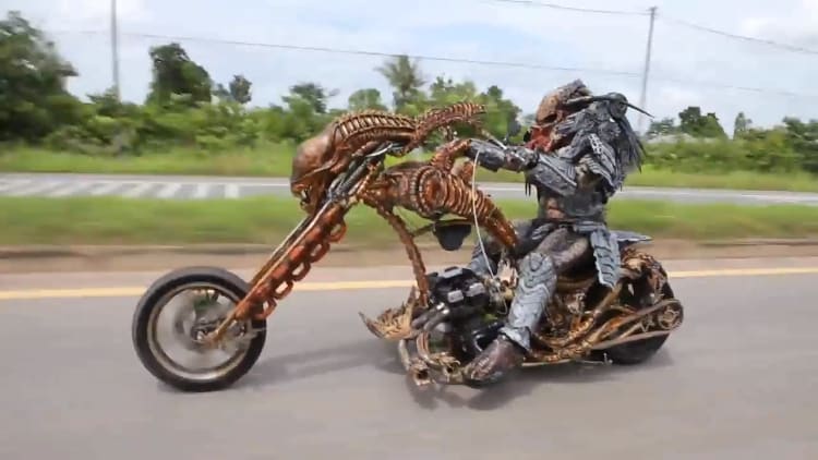Motorcyclist Dressed as Predator Rides a Custom Alien Xenomorph ...