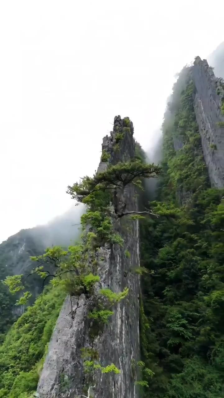 The blade-shaped mountains are the masterpieces of magnificent nature ...