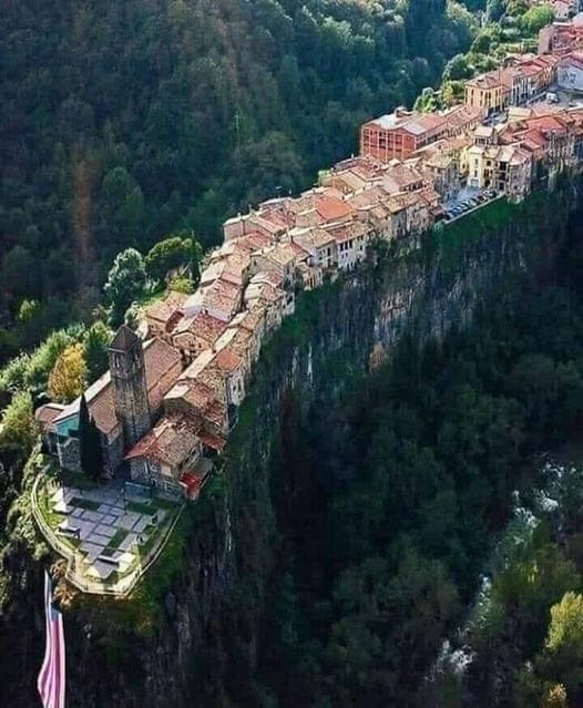 This village is built on a basaltic cliff more than 50m high and ...