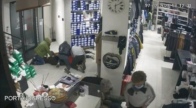 [Italy] Robbery thwarted by two undercover cops, cops were there for a ...