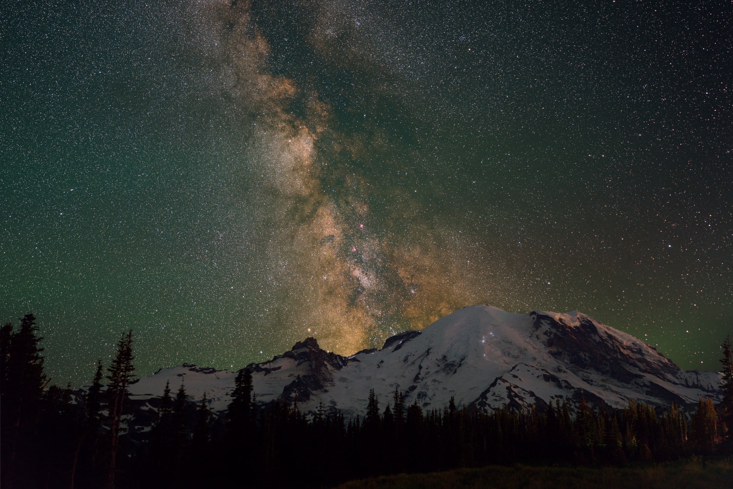 Summertime with clear skies and Tahoma, Washington State, USA. Zoom ...