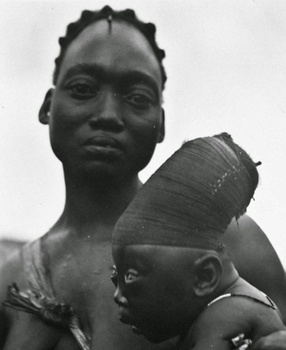 Mother and daughter from the Mangbetu tribe, 1930. Limpombo (head ...