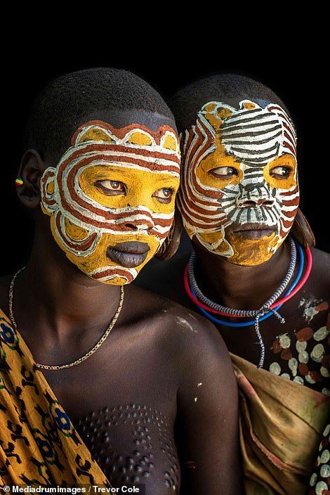“Stunning images of the Suri tribe who stretch their mouths using clay ...