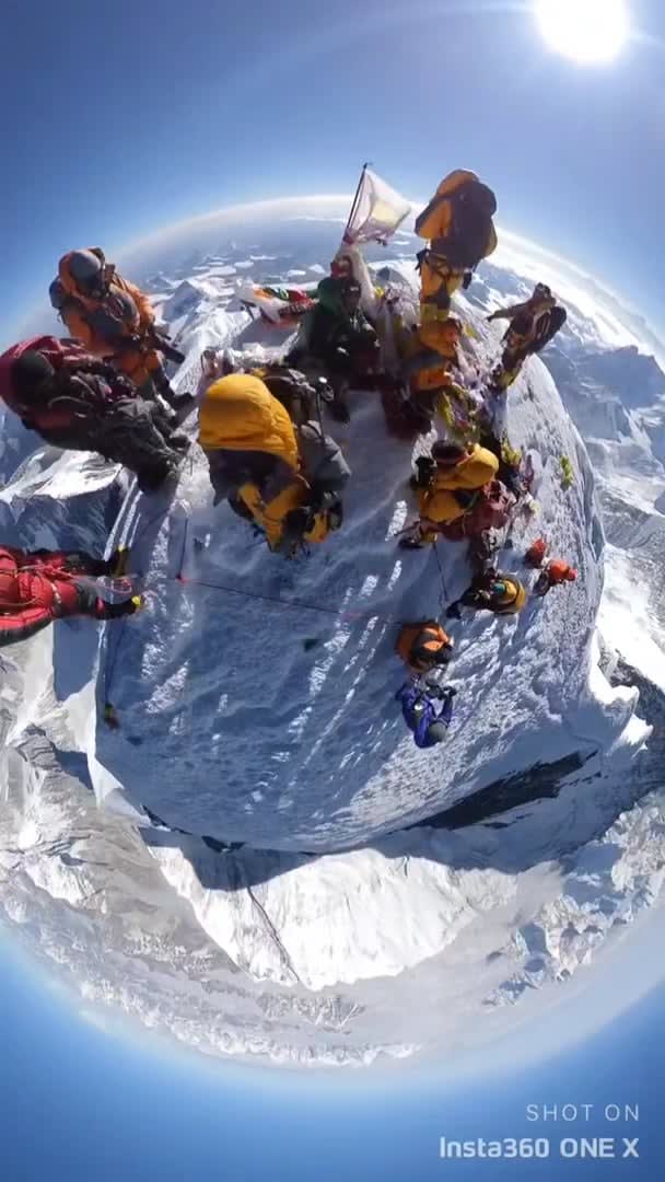360° view from the top of Mount Everest.